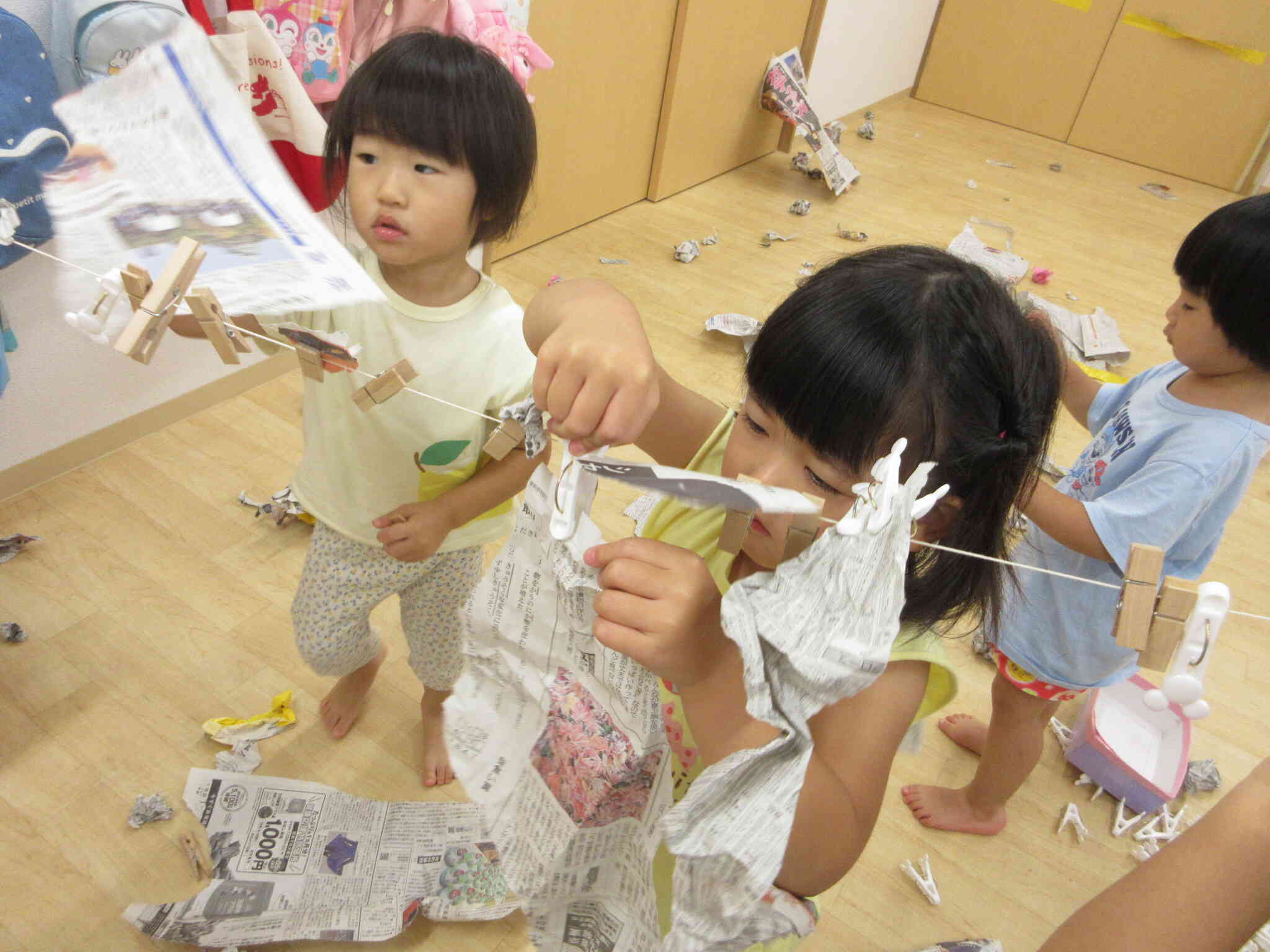 新聞紙遊び 2歳児うさぎ組｜ニチイキッズでと保育園｜ニチイキッズ